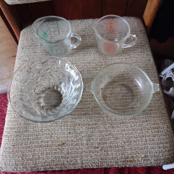 Kitchen | Vintage Bowl Pyrex Bowl And Two Small Measuring Cups | Poshmark